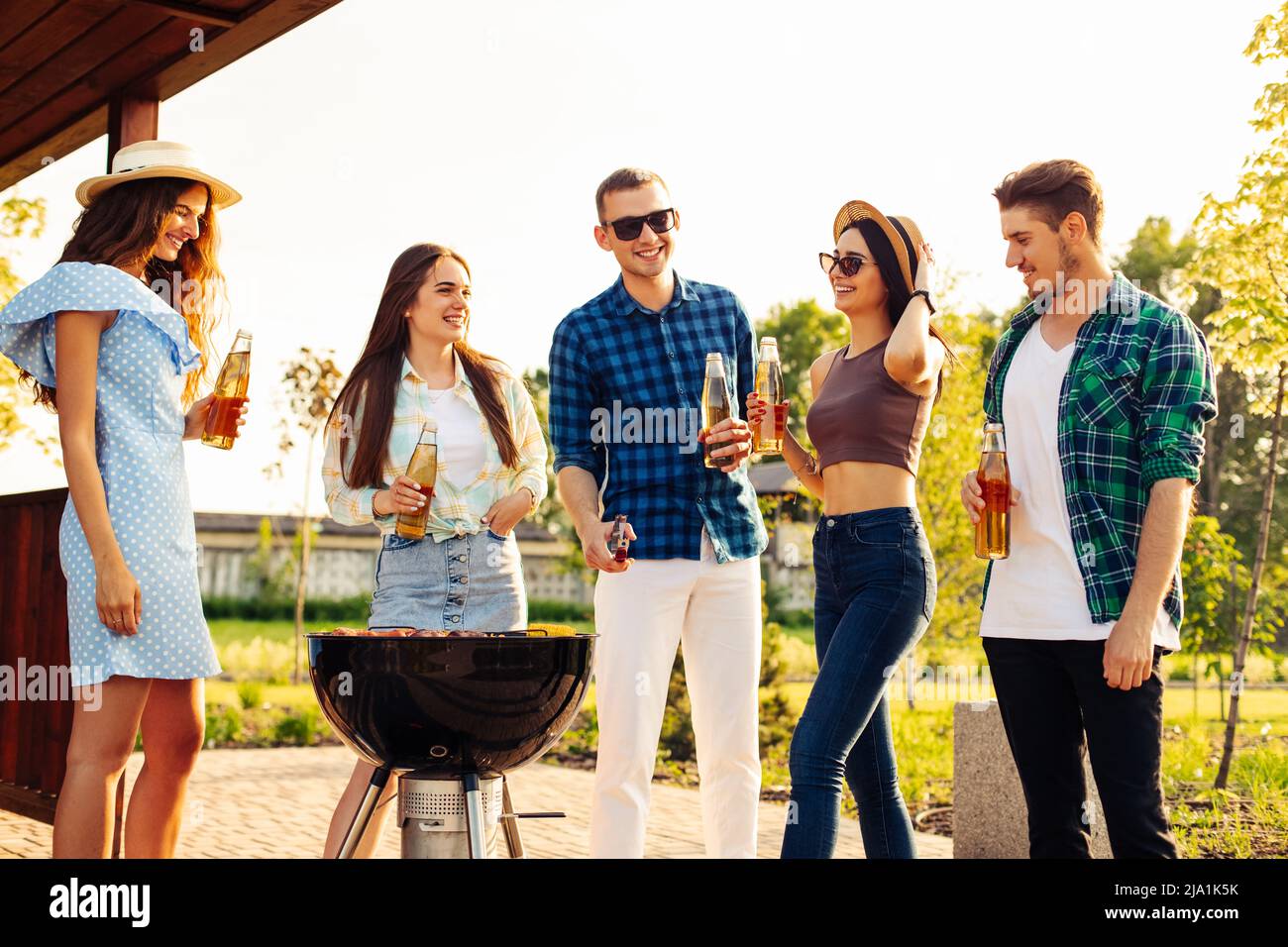 Men around a bbq hi-res stock photography and images - Alamy