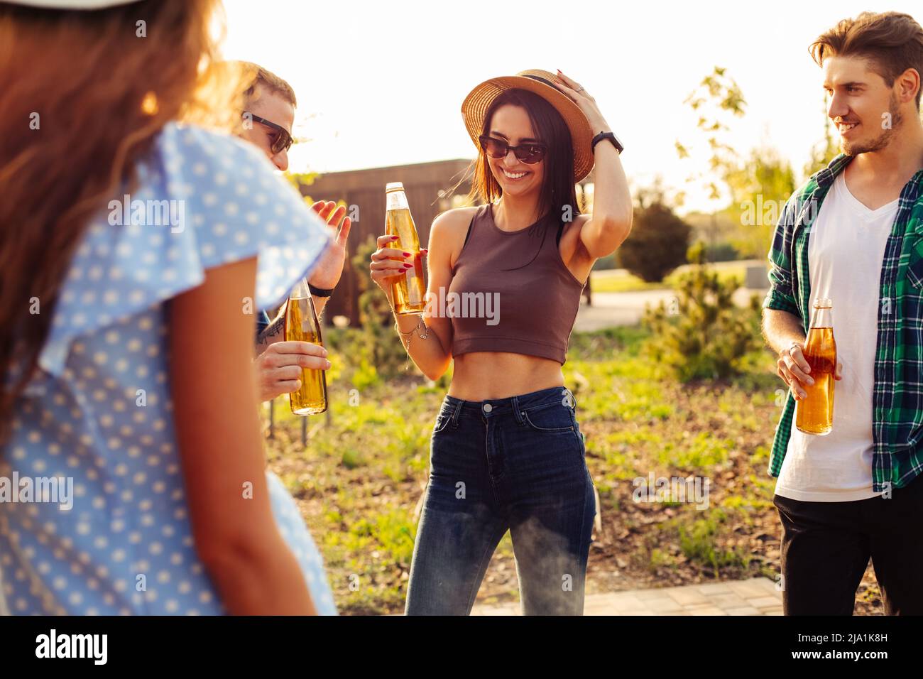 Men around a bbq hi-res stock photography and images - Alamy