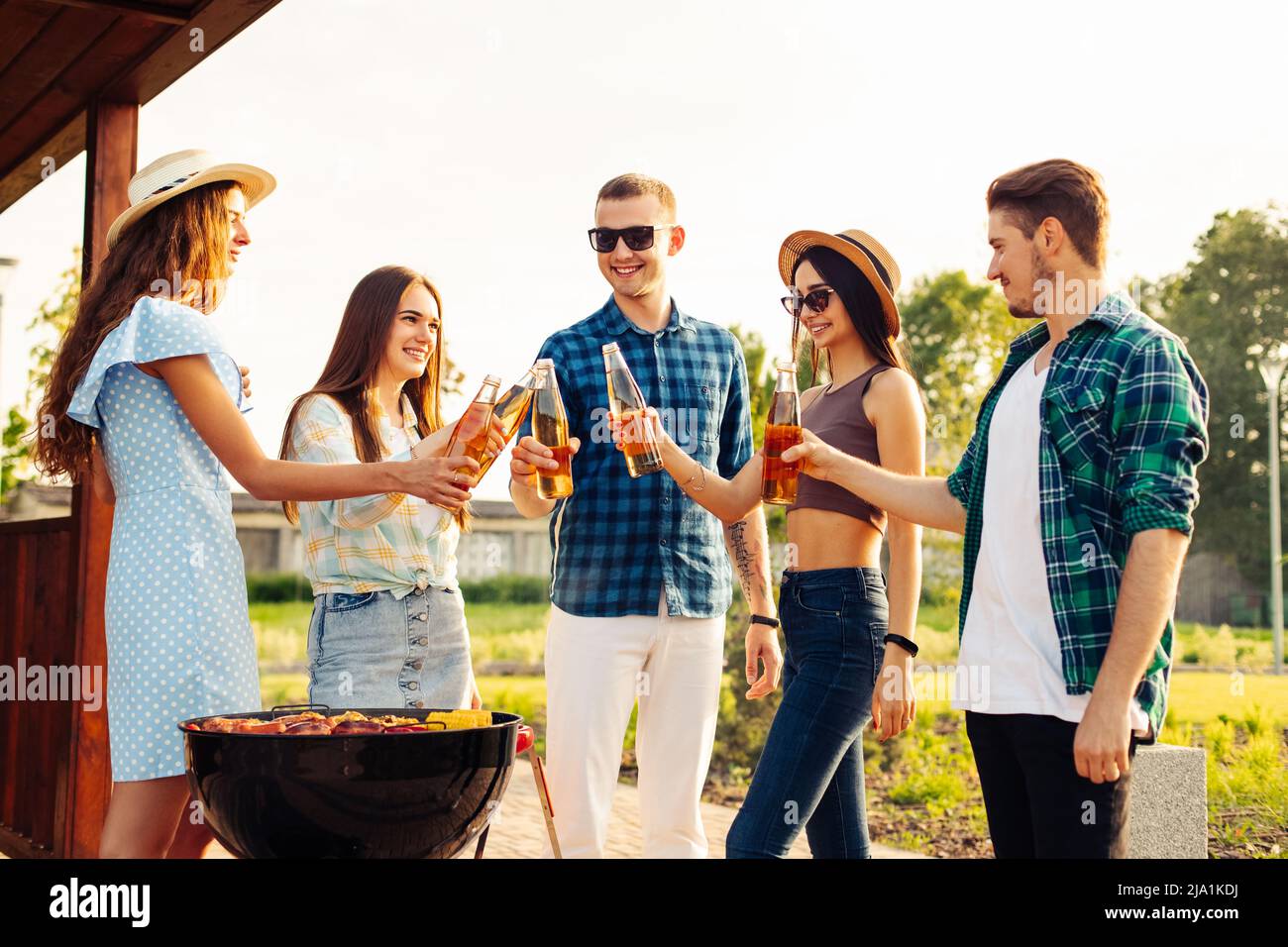 Men around a bbq hi-res stock photography and images - Alamy
