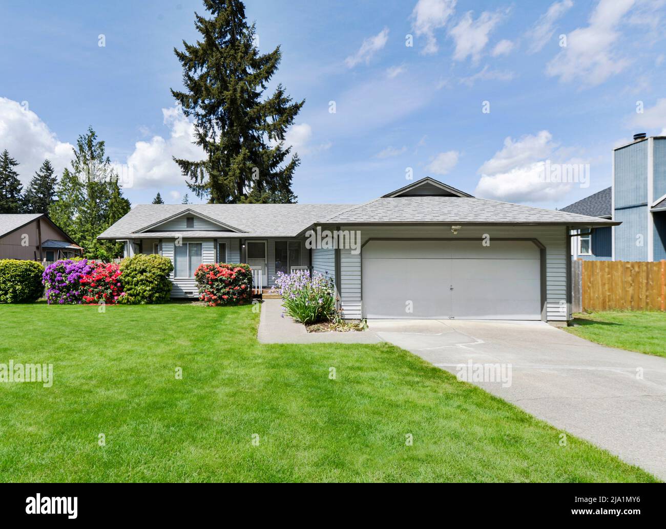 Modern residential front exterior Stock Photo - Alamy