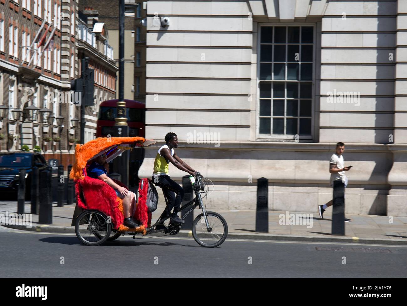 London tourism tourist rickshaw hi-res stock photography and images - Alamy