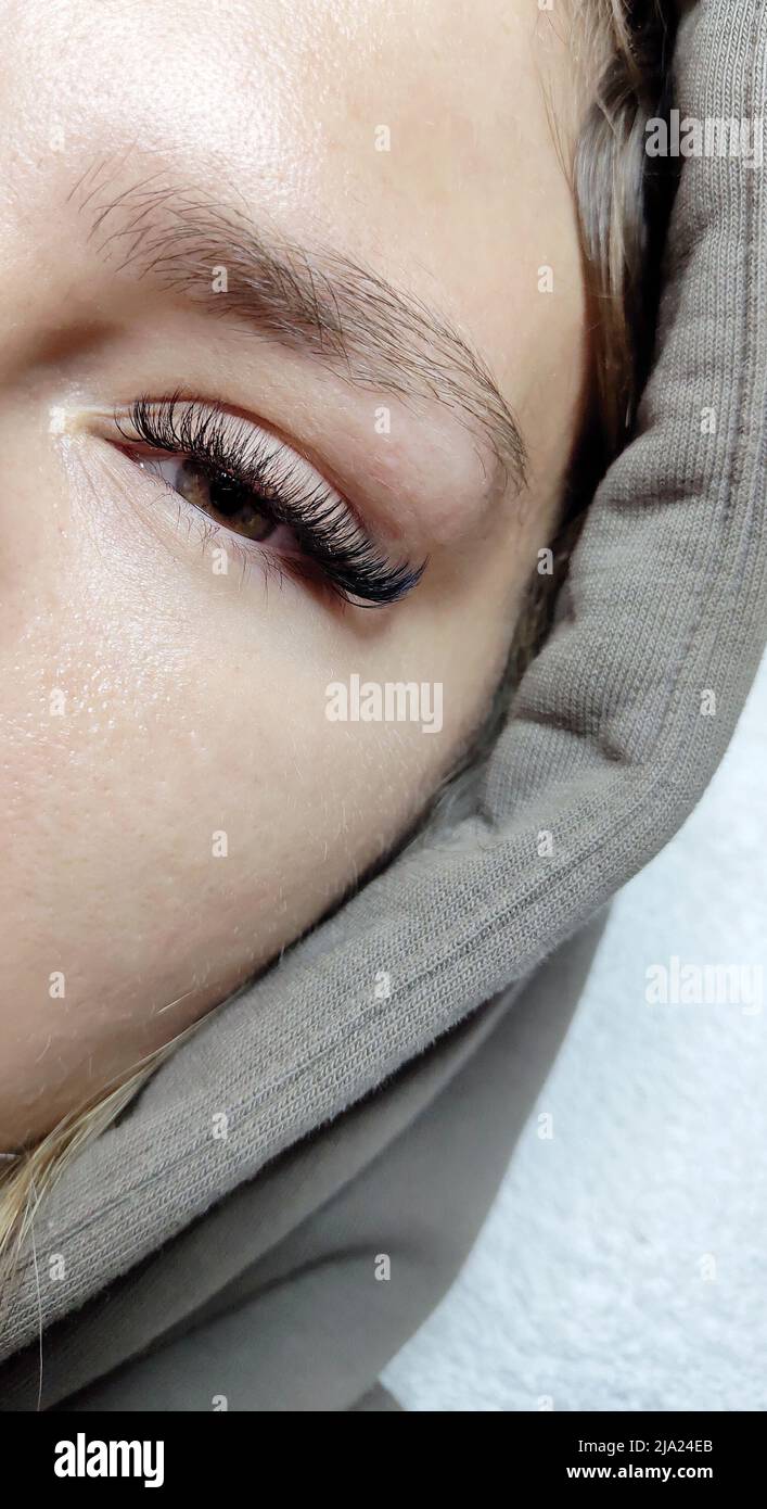 Eyelash extensions in beauty salon macro eye Stock Photo - Alamy