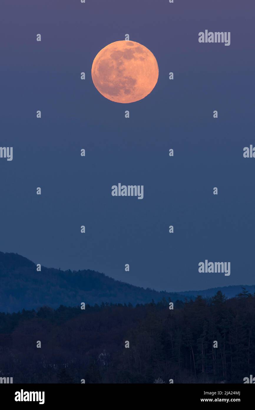 Rising full moon hi-res stock photography and images - Alamy