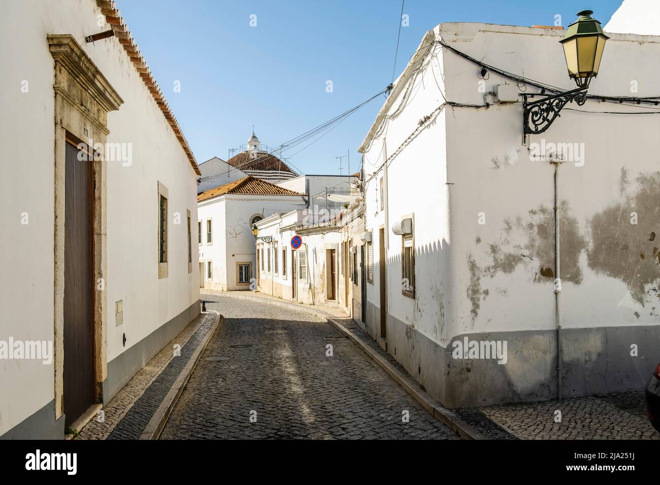 Narrow street with whitewashed buildings in downtown Faro, Algarve ...