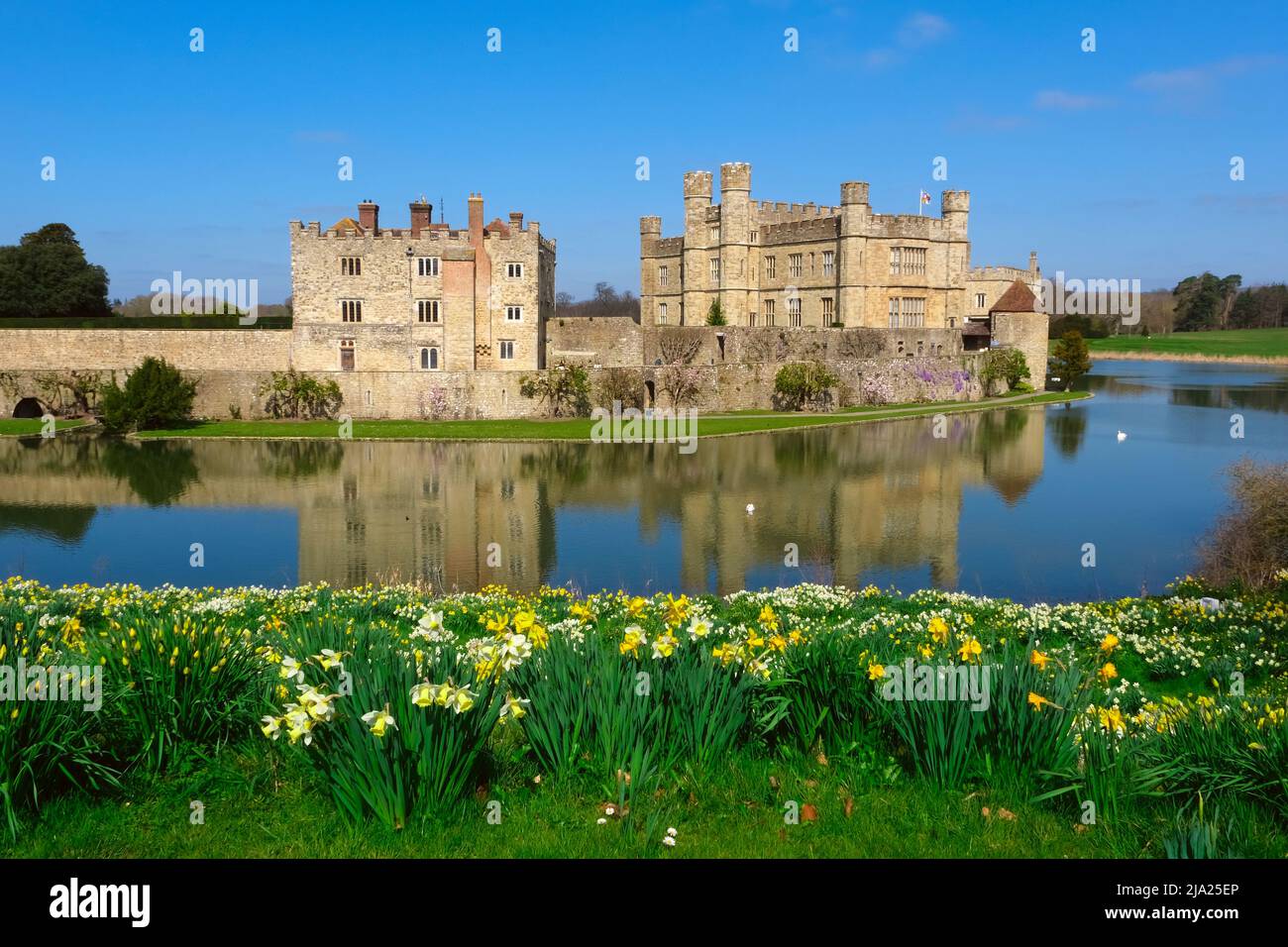 View of Leeds Castle in Kent, UK. Leeds Castle, England, reflection ...