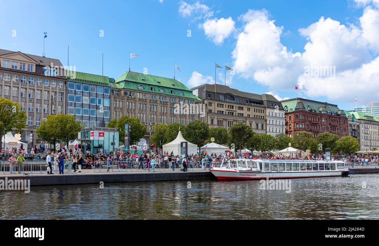 Alster steamer at the Jungfernstieg on the Inner Alster Lake, Hamburg ...