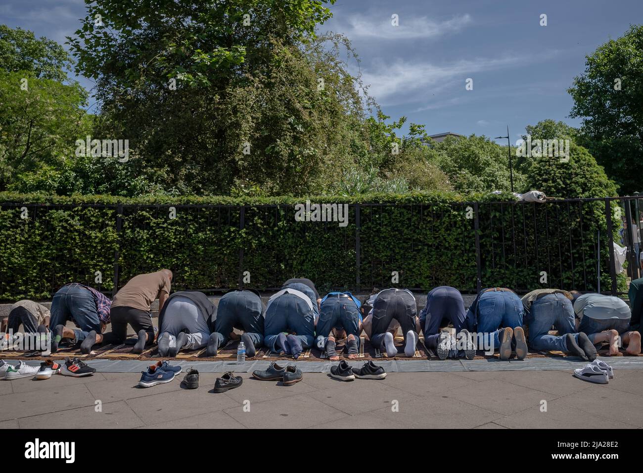 Muslim praying in mecca hi-res stock photography and images - Alamy