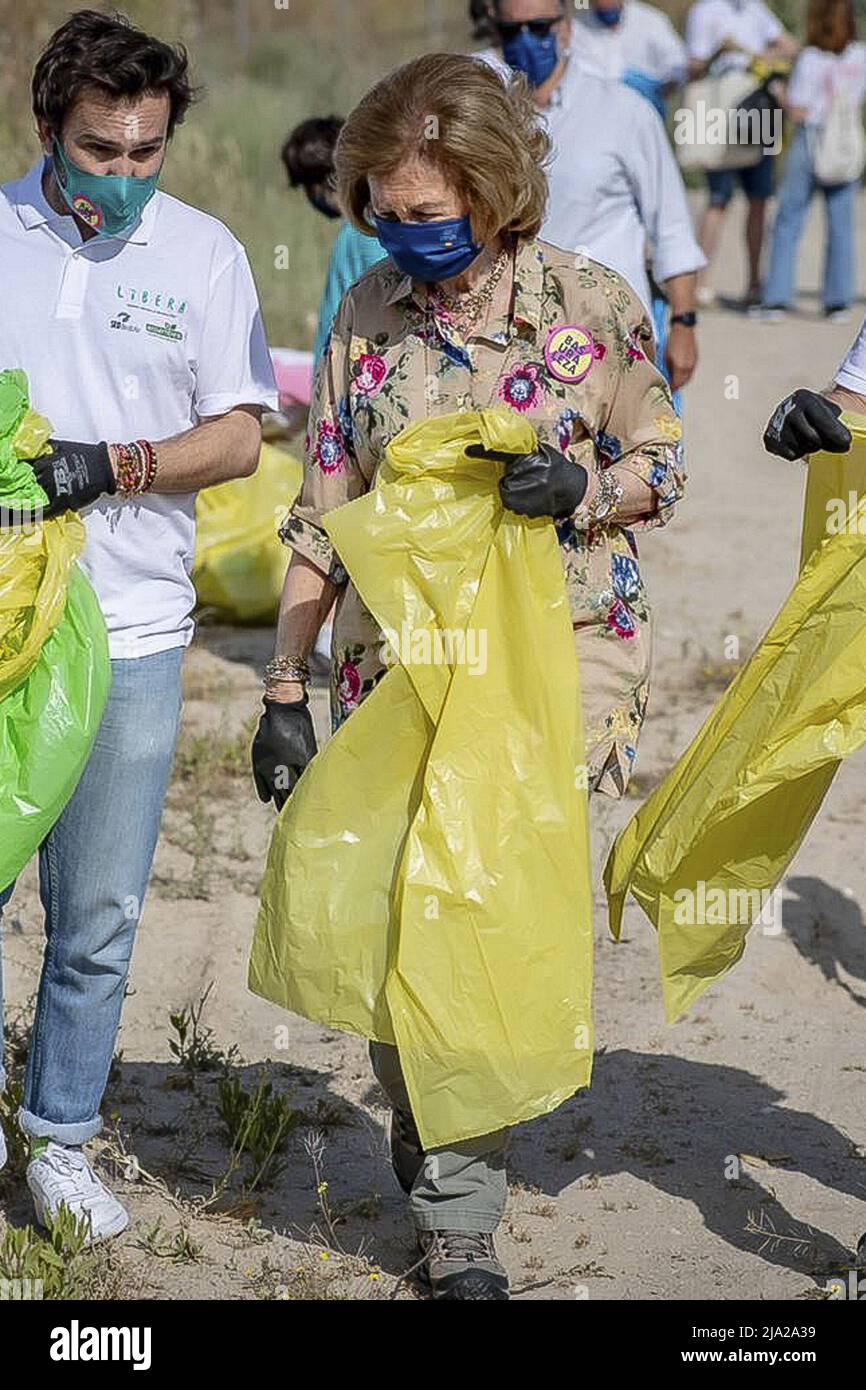 During the collection of 1m2 against garbage beauty frees hi-res stock ...