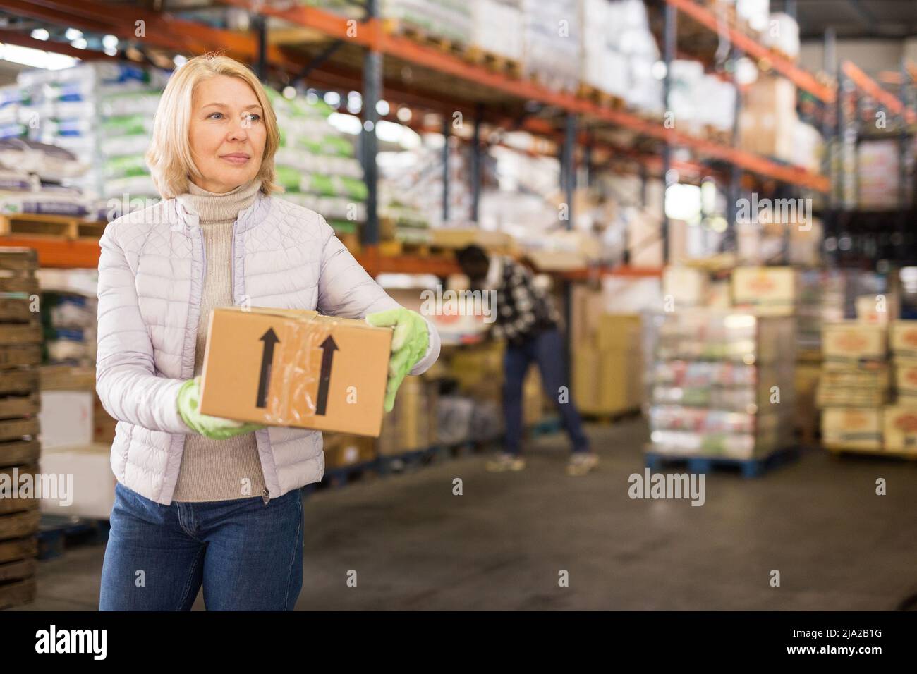 Female warehouse worker carrying cardboard boxes Stock Photo - Alamy Female warehouse worker carrying cardboard boxes Stock Photo - Alamy