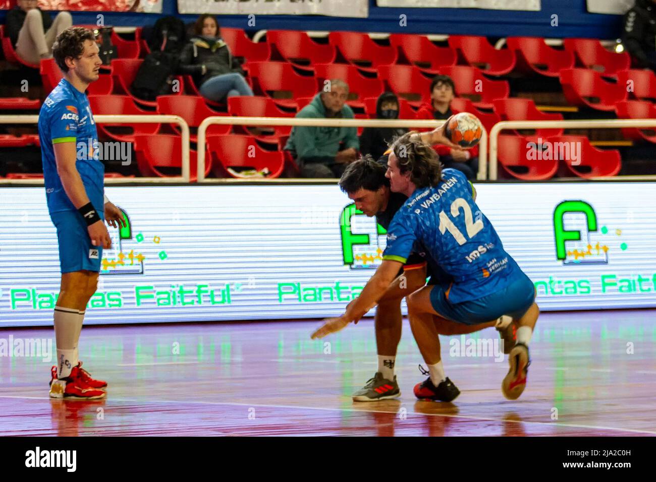 Blocking news media hi-res stock photography and images - Alamy