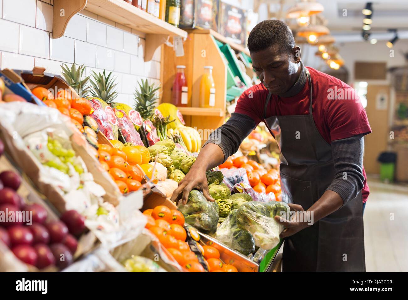 African staff arranging store hi-res stock photography and images - Alamy