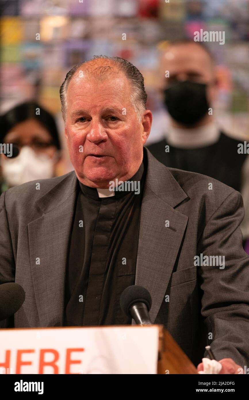 Rev mark knutson hi-res stock photography and images - Alamy