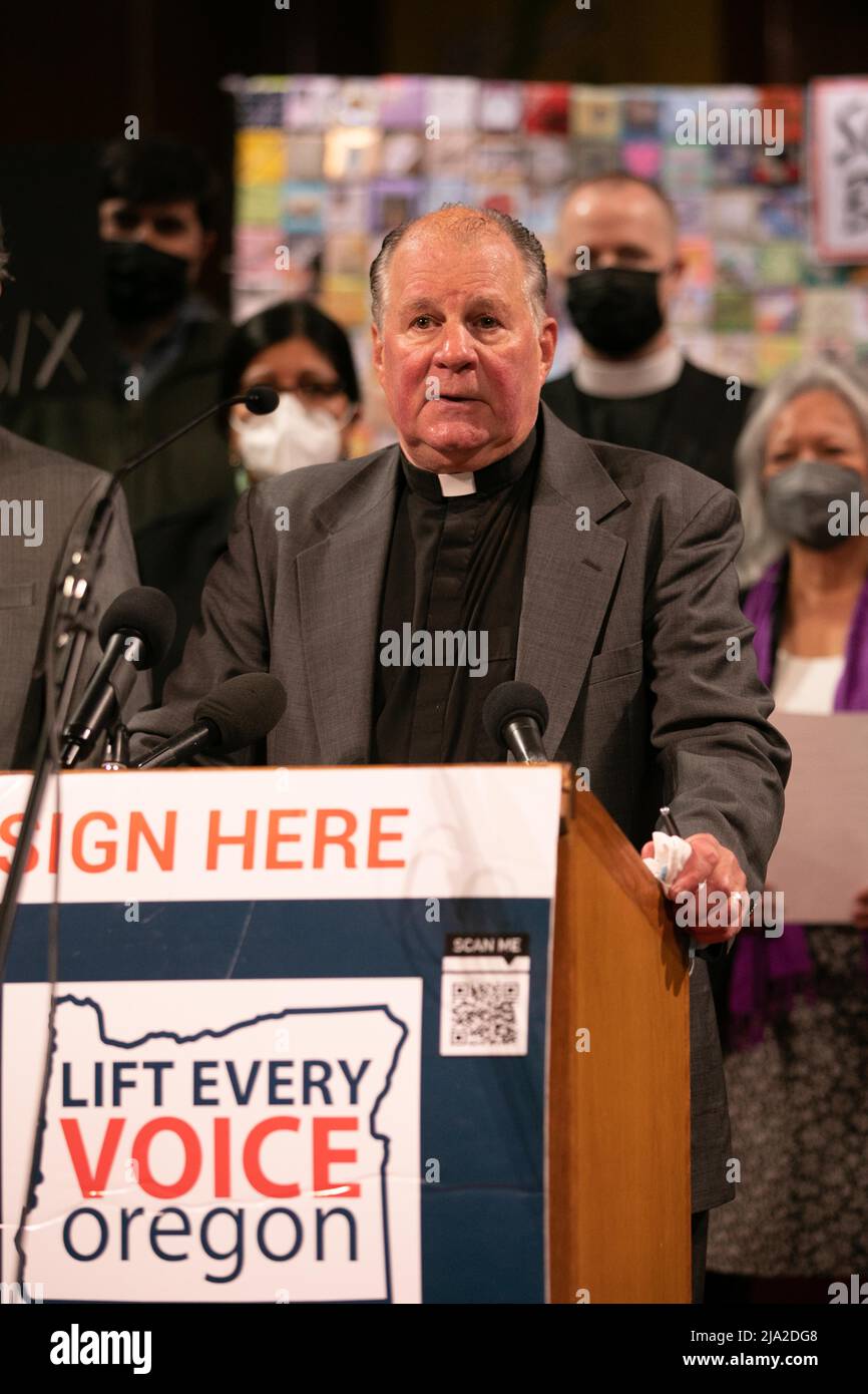 Rev mark knutson hi-res stock photography and images - Alamy