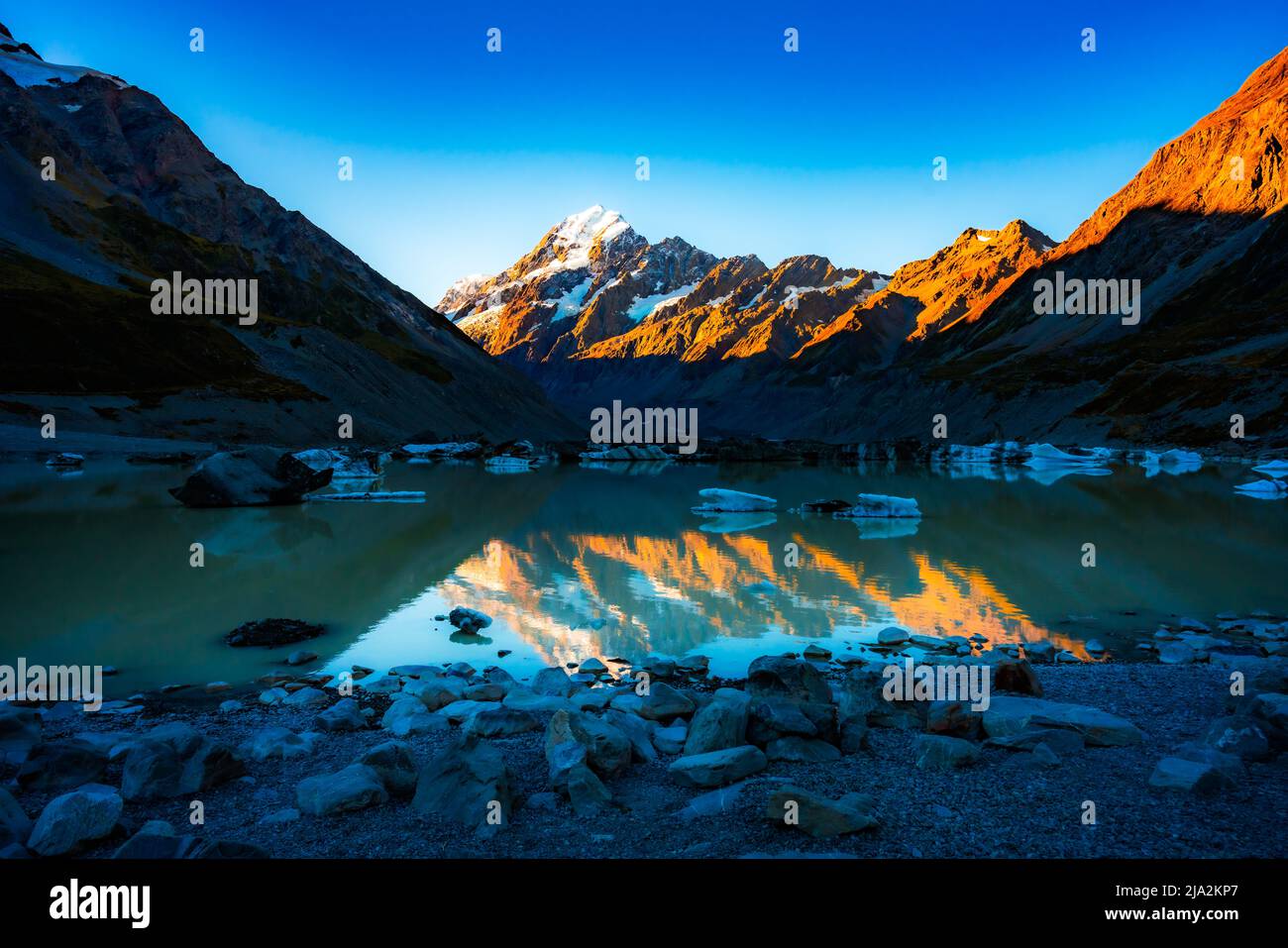 Reflection mt cook aoraki mt hi-res stock photography and images - Alamy