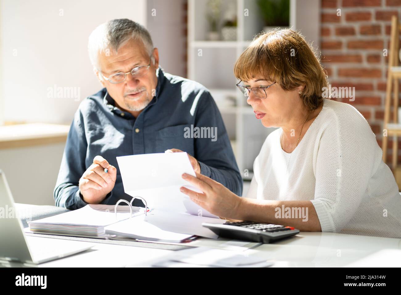 Old couple reading letter hi-res stock photography and images - Alamy
