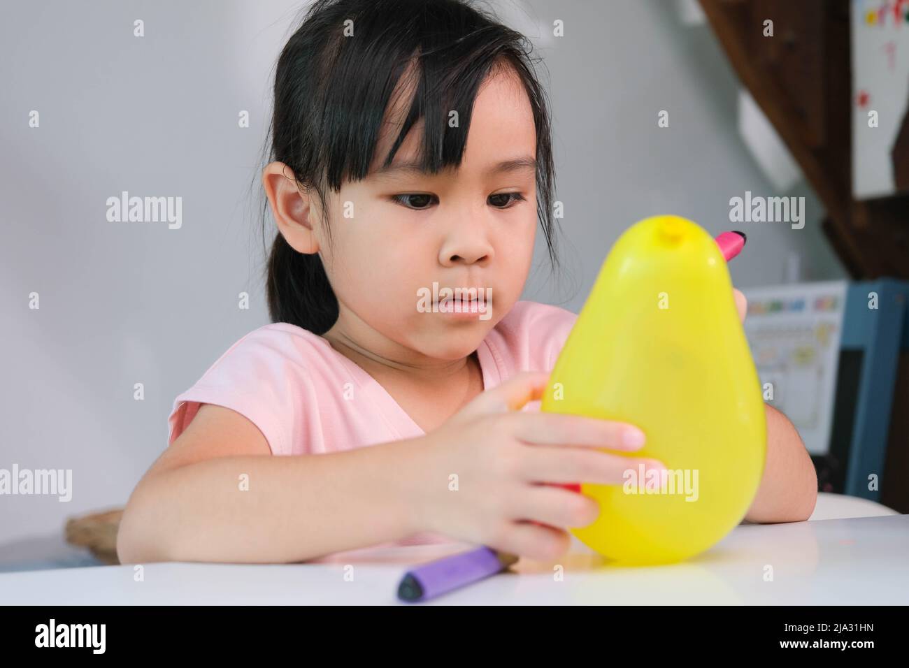 Little girl is learning and doing electrostatic science experiments ...