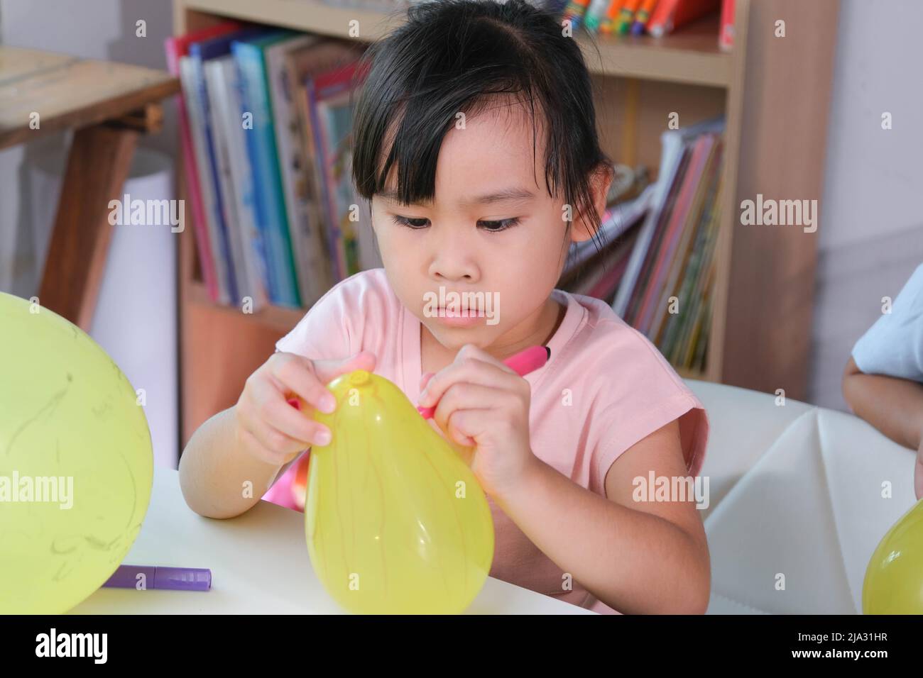 Little girl is learning and doing electrostatic science experiments ...