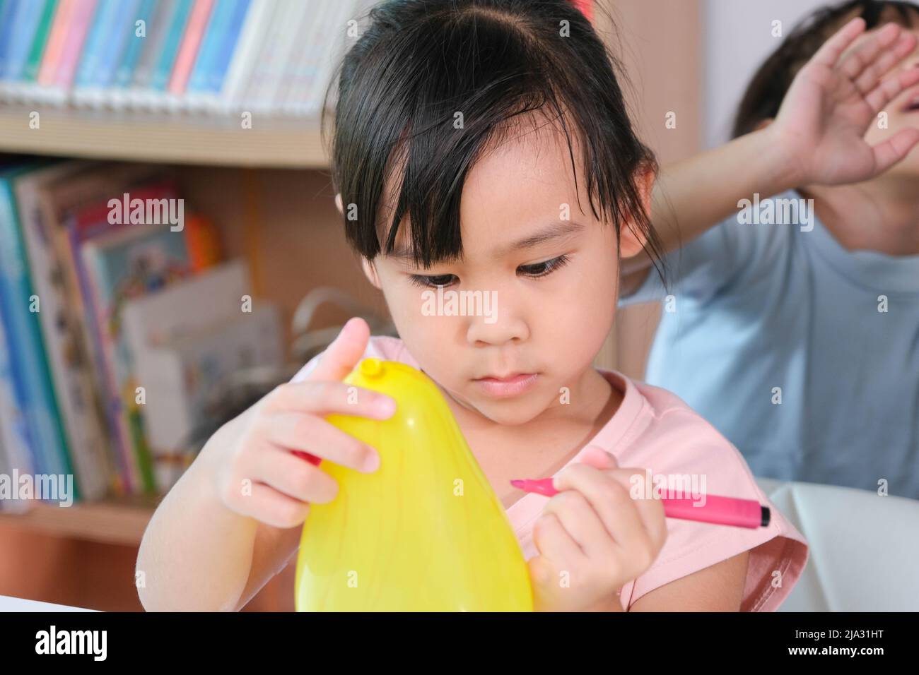 Little girl is learning and doing electrostatic science experiments ...