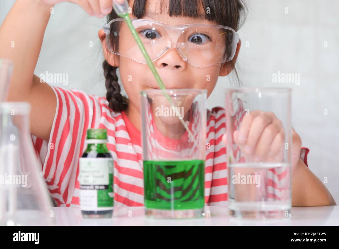 Home school science experiment hi-res stock photography and images - Alamy