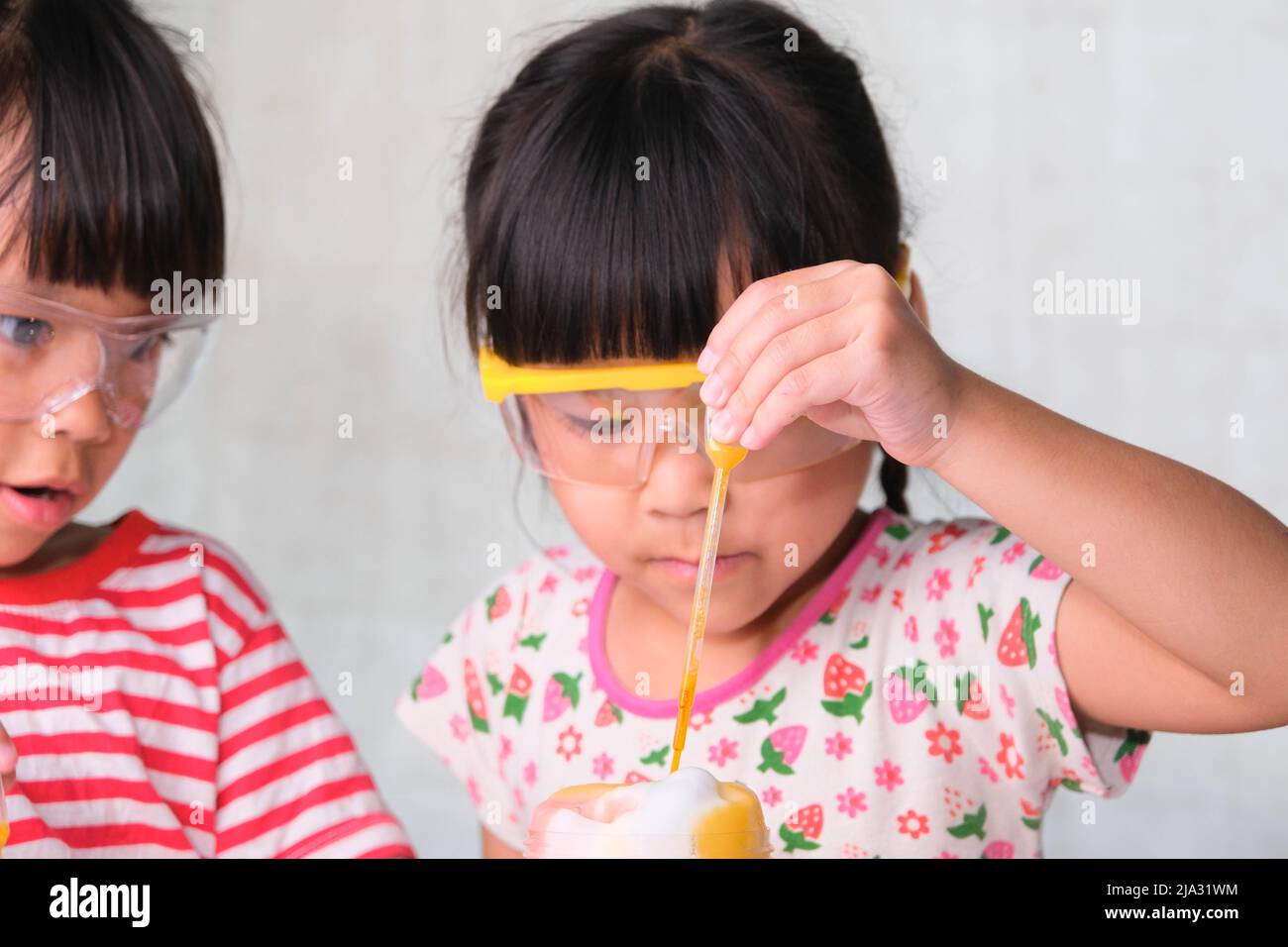 Children are learning and doing science experiments in the classroom ...