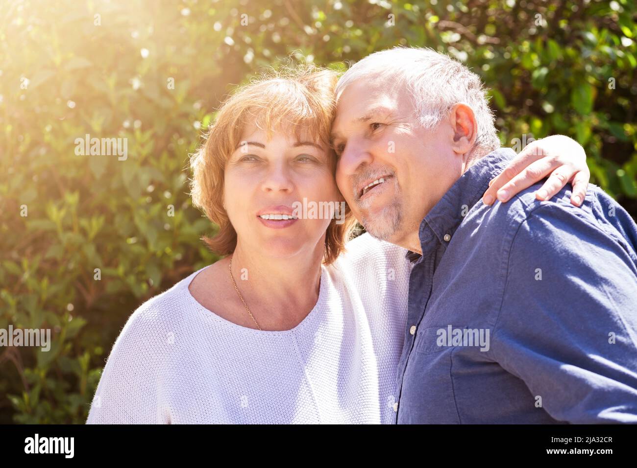 Elderly couple outside together hi-res stock photography and images - Alamy