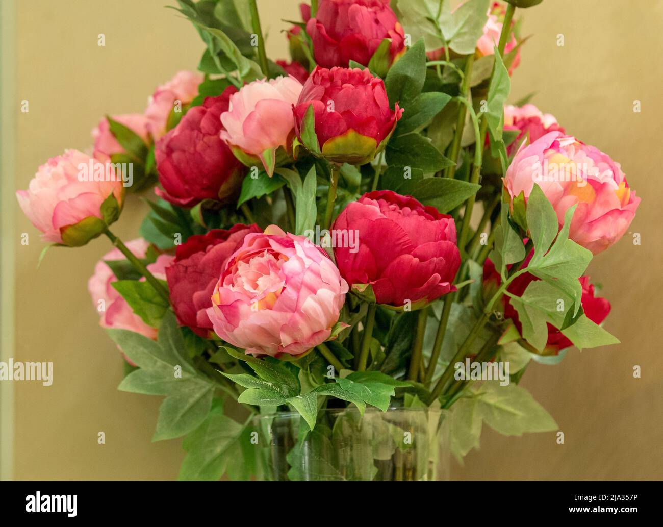 Colourful plastic flower show on the desk Stock Photo - Alamy