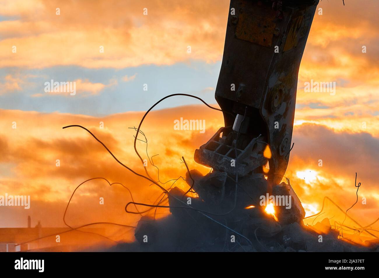 Metal crusher on excavator rigging destroys armored concrete Stock ...