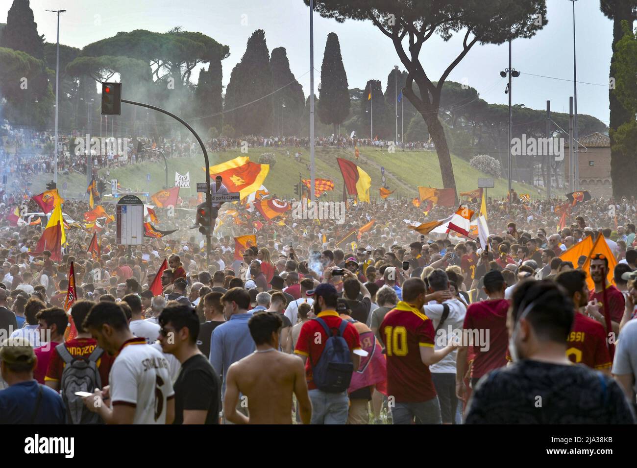 Rome, Italy. 26 May, 2022, The A.S. Roma team, celebrating with their ...