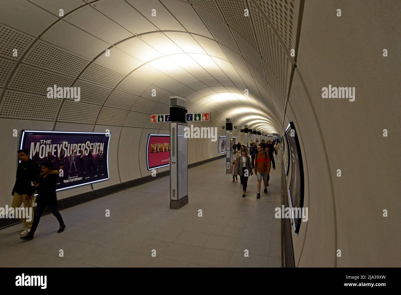 Elizabeth line farringdon station hi-res stock photography and images ...