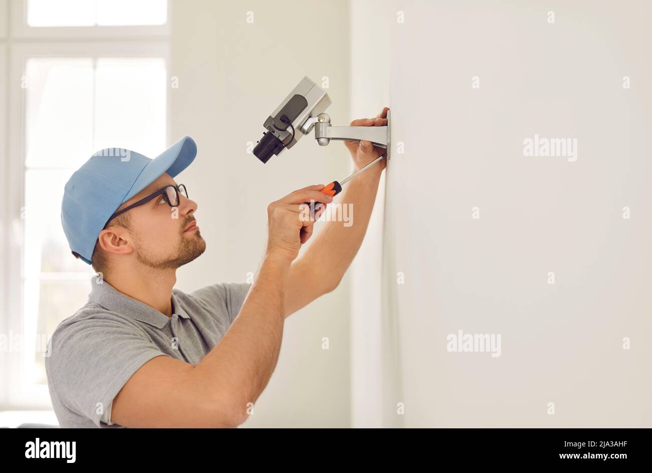 Cctv camera mounts hi-res stock photography and images - Alamy
