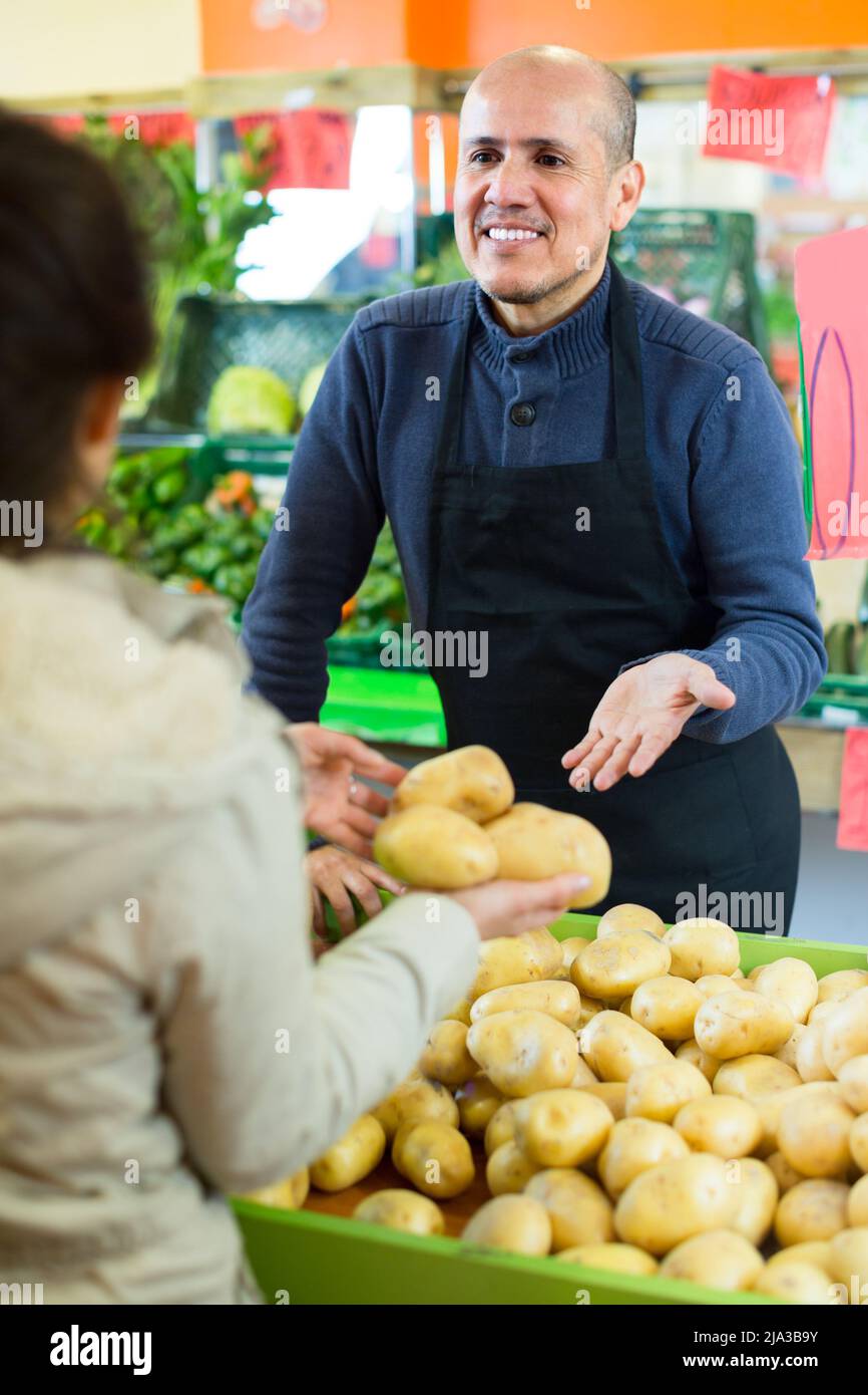 Man serving customer purchasing hi-res stock photography and images - Alamy