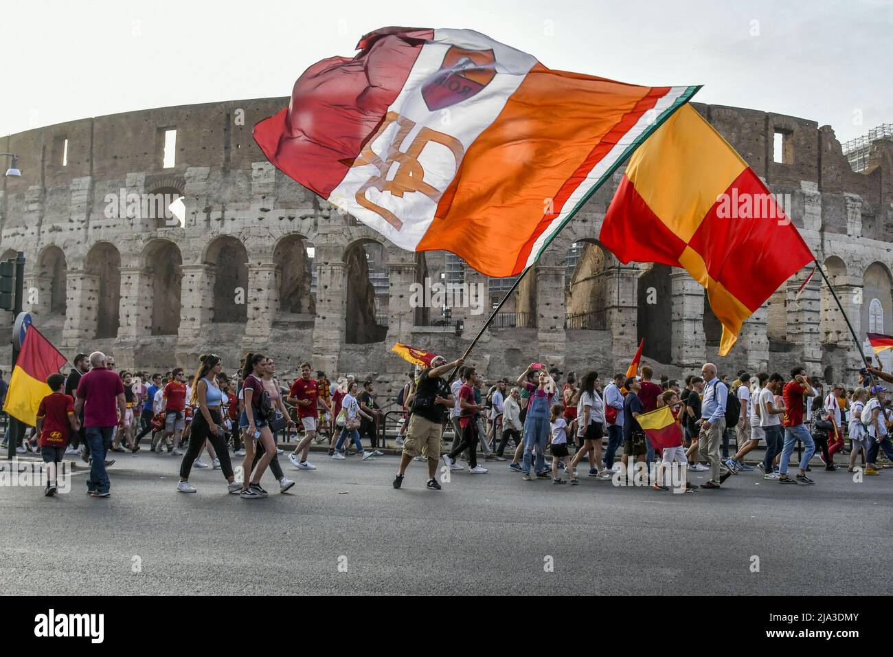 The A.S. Roma team, celebrating with their fans the victory of the ...