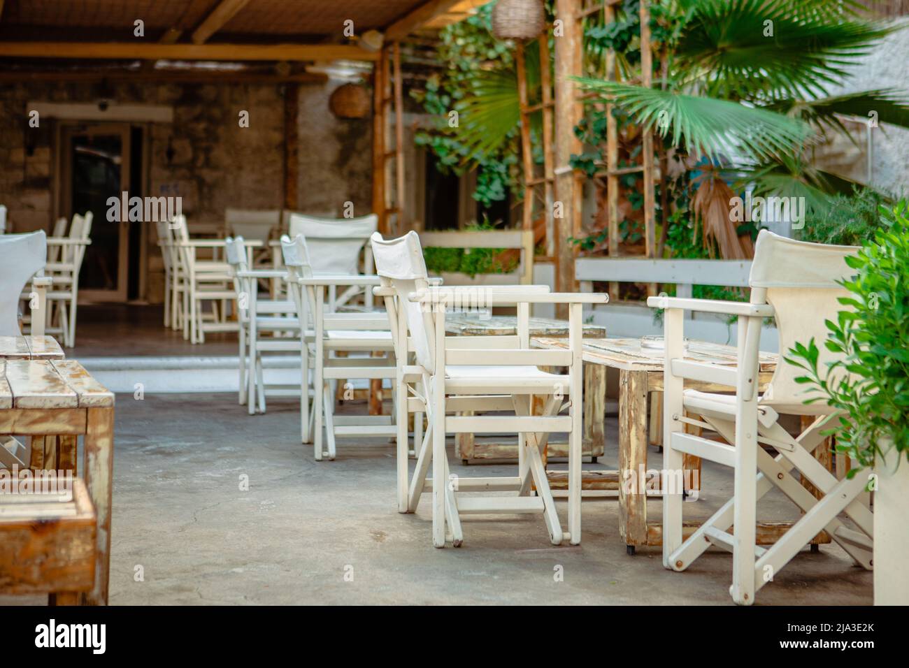 Cafe tables without people hi-res stock photography and images - Alamy