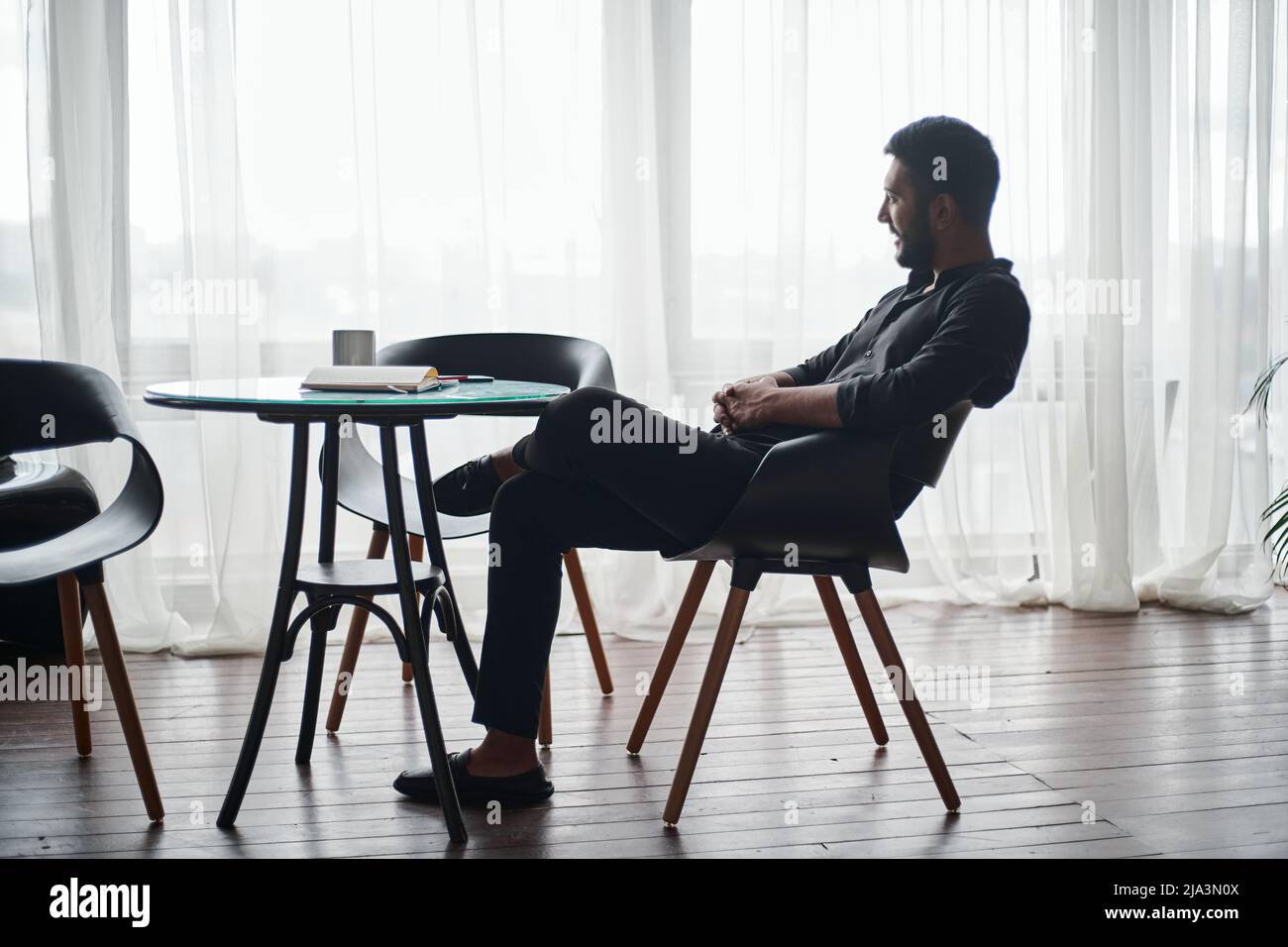 Man sitting table notebook hi-res stock photography and images - Alamy