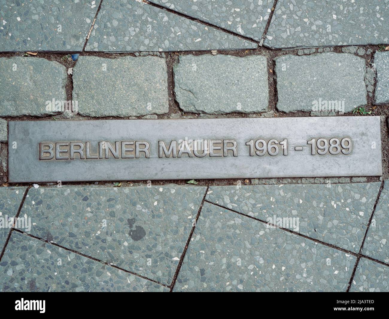 Berlin wall sign on the street, Berliner Mauer Stock Photo - Alamy