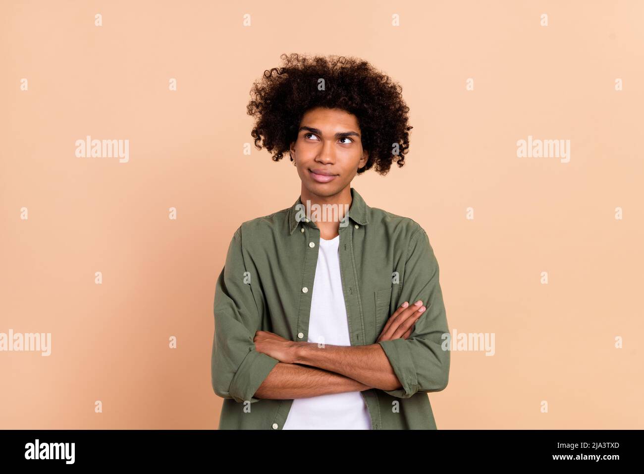 Portrait of attractive curious wavy-haired guy folded arms overthinking ...
