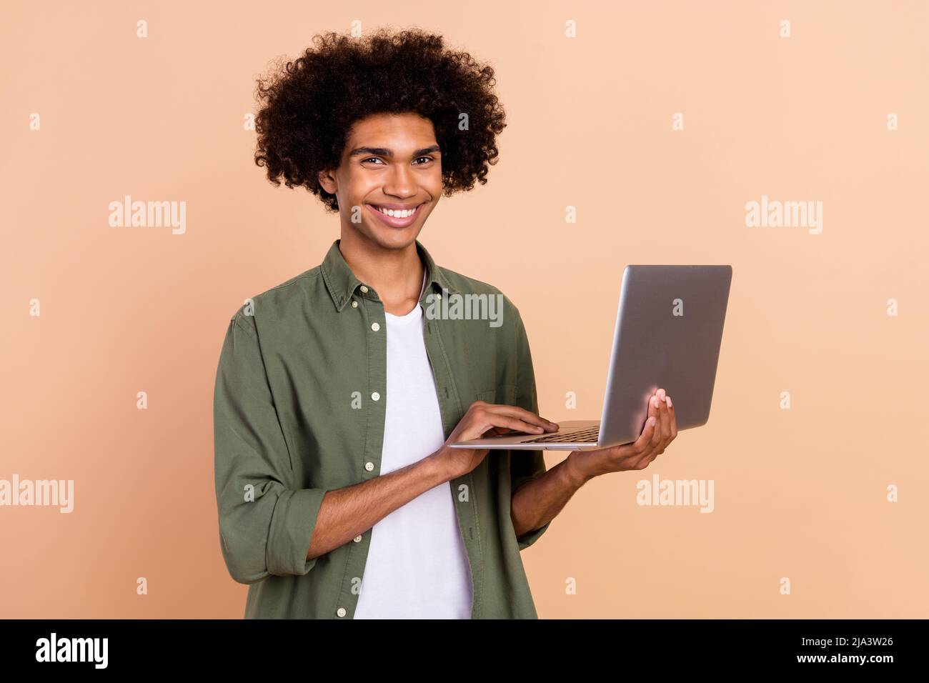 Portrait of attractive cheerful skilled wavy-haired guy agent broker ...