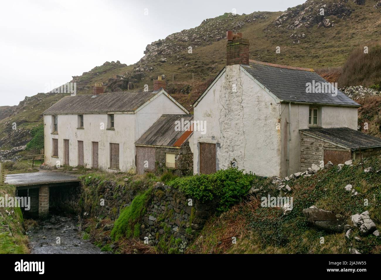 Abandoned rural cottages at Kynance Cove,Cornwall Stock Photo - Alamy