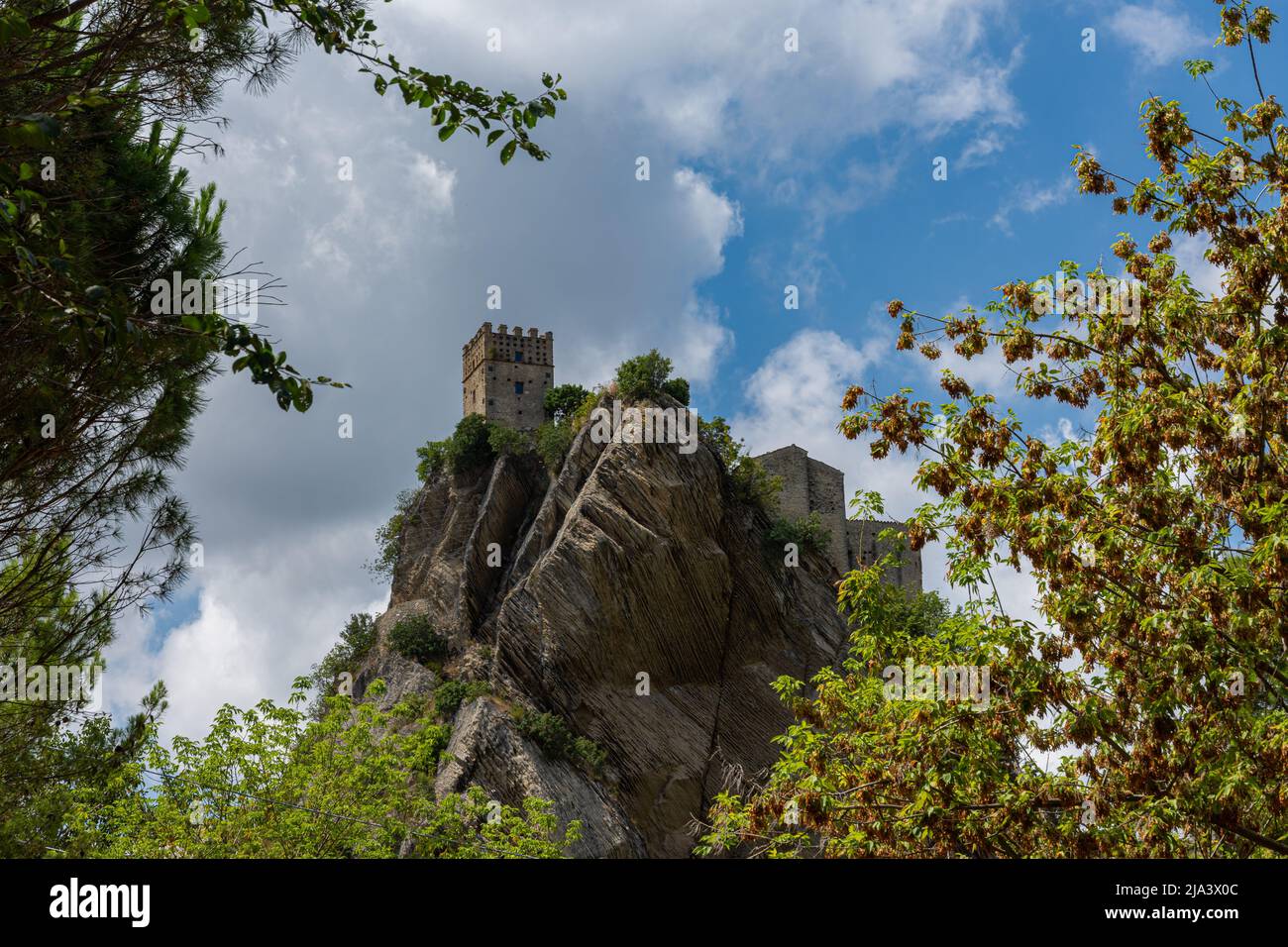 Roccascalegna, Chieti, Abruzzo, the medieval castle Stock Photo - Alamy