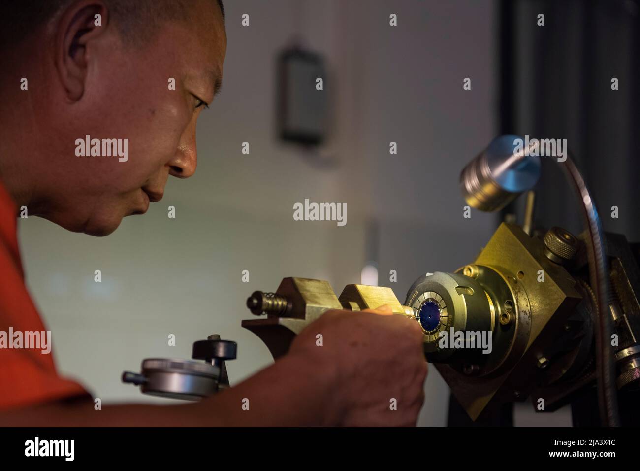 (220527) -- XINMI, May 27, 2022 (Xinhua) -- Cheng Yucai processes a ...