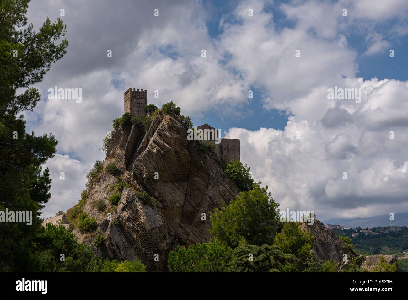Roccascalegna, Chieti, Abruzzo, the medieval castle Stock Photo - Alamy
