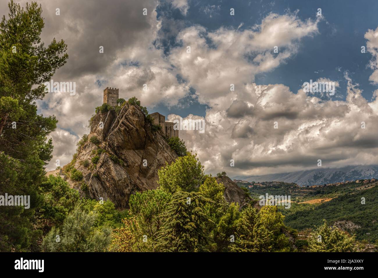 Roccascalegna, Chieti, Abruzzo, the medieval castle Stock Photo - Alamy