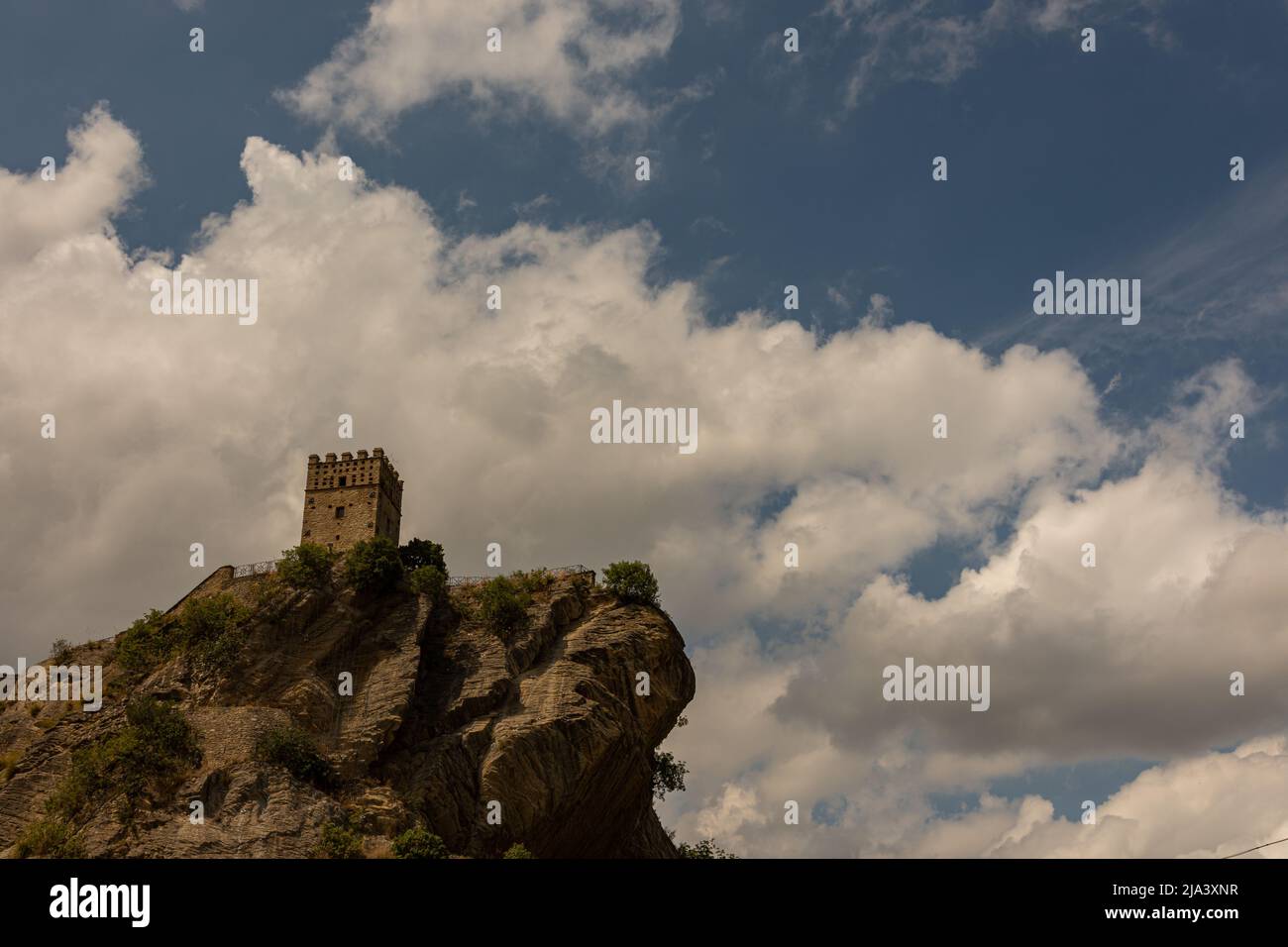 Roccascalegna, Chieti, Abruzzo, the medieval castle Stock Photo - Alamy