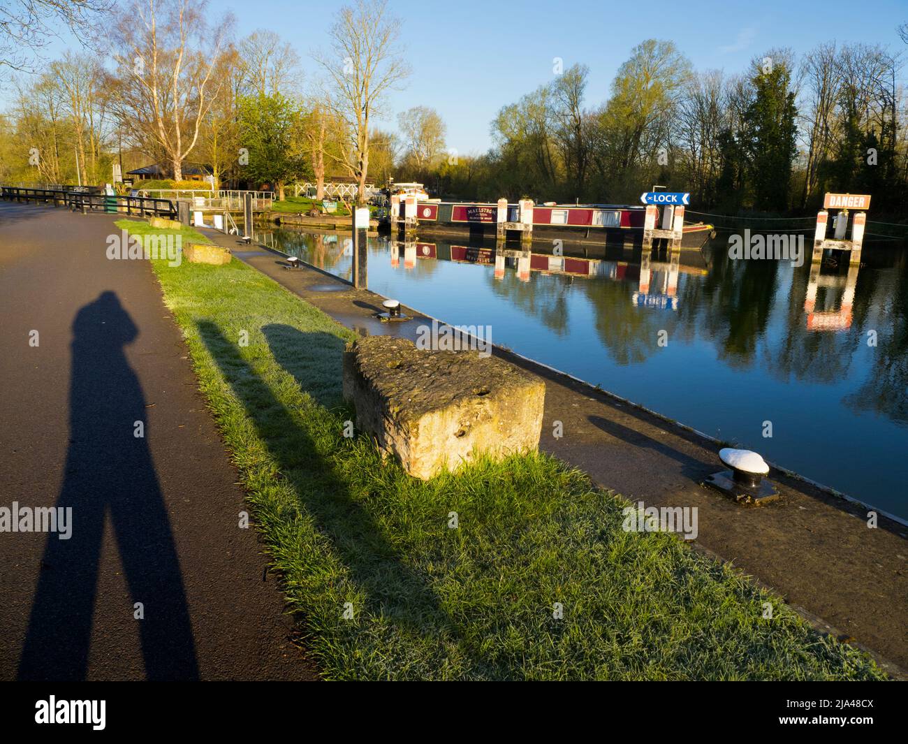 A timeless scene at Abingdon lock gates on a fine summer morning; these ...