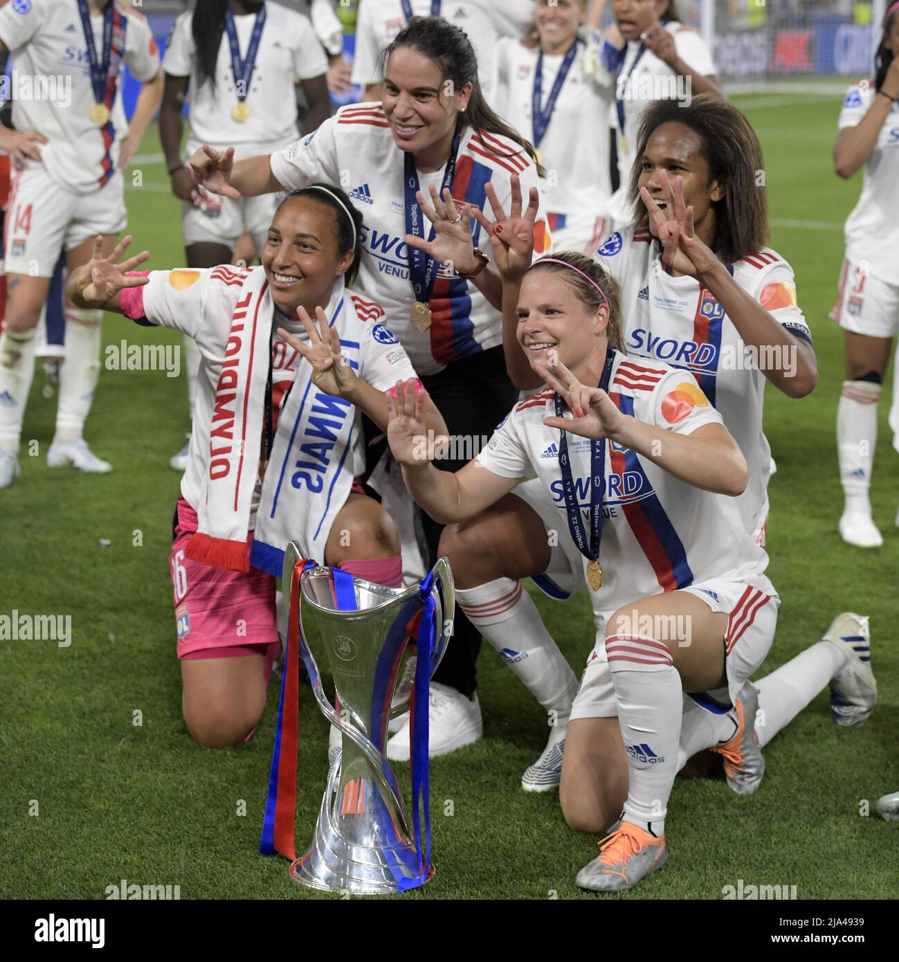 TURIN - players of Olympique Lyonnais women celebrate the amounts of ...