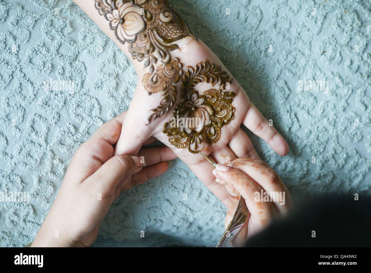 women applying henna on hand Stock Photo - Alamy