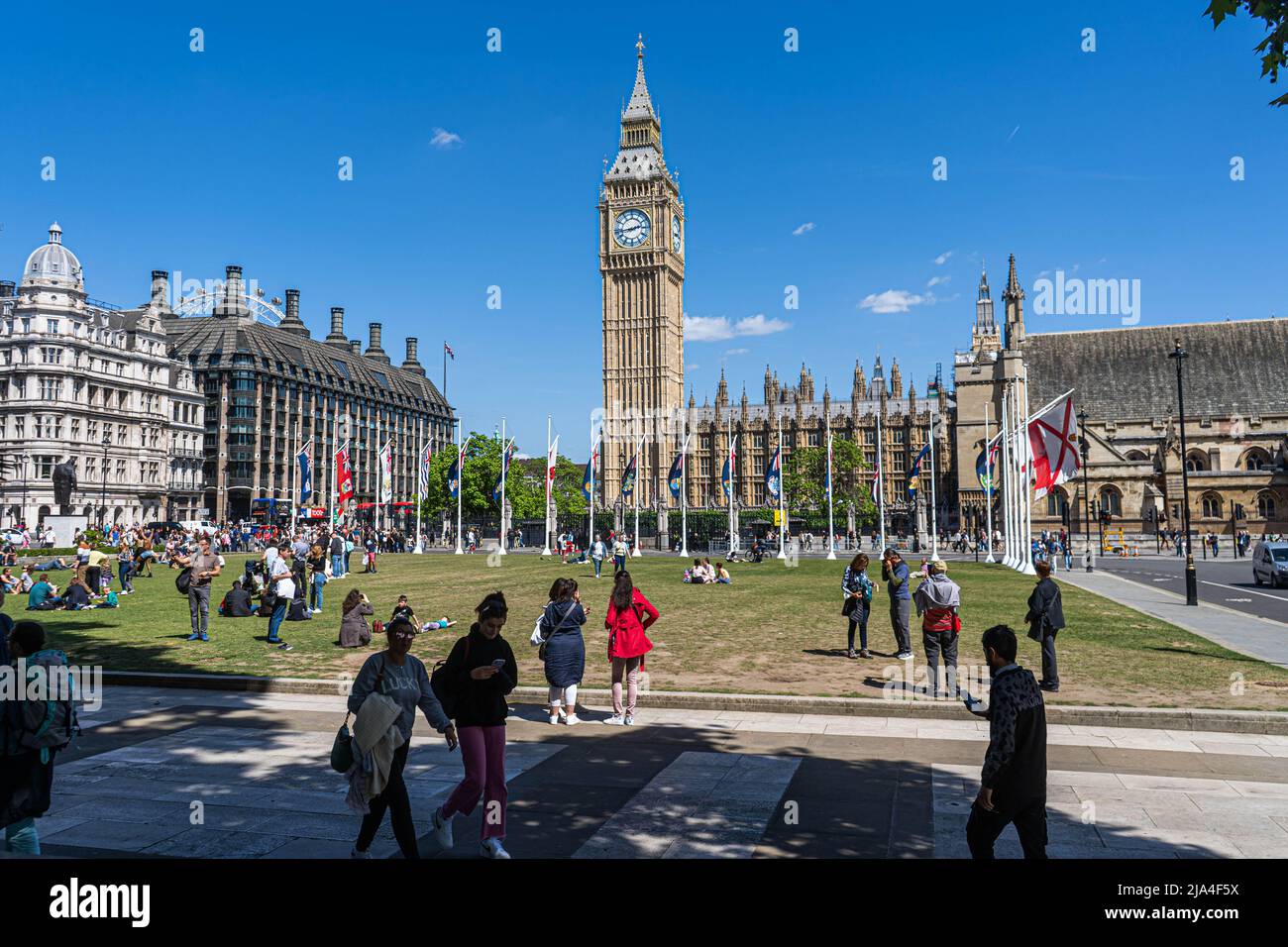 London UK, 27 May 2022. People relaxing in the spring sunshine in ...