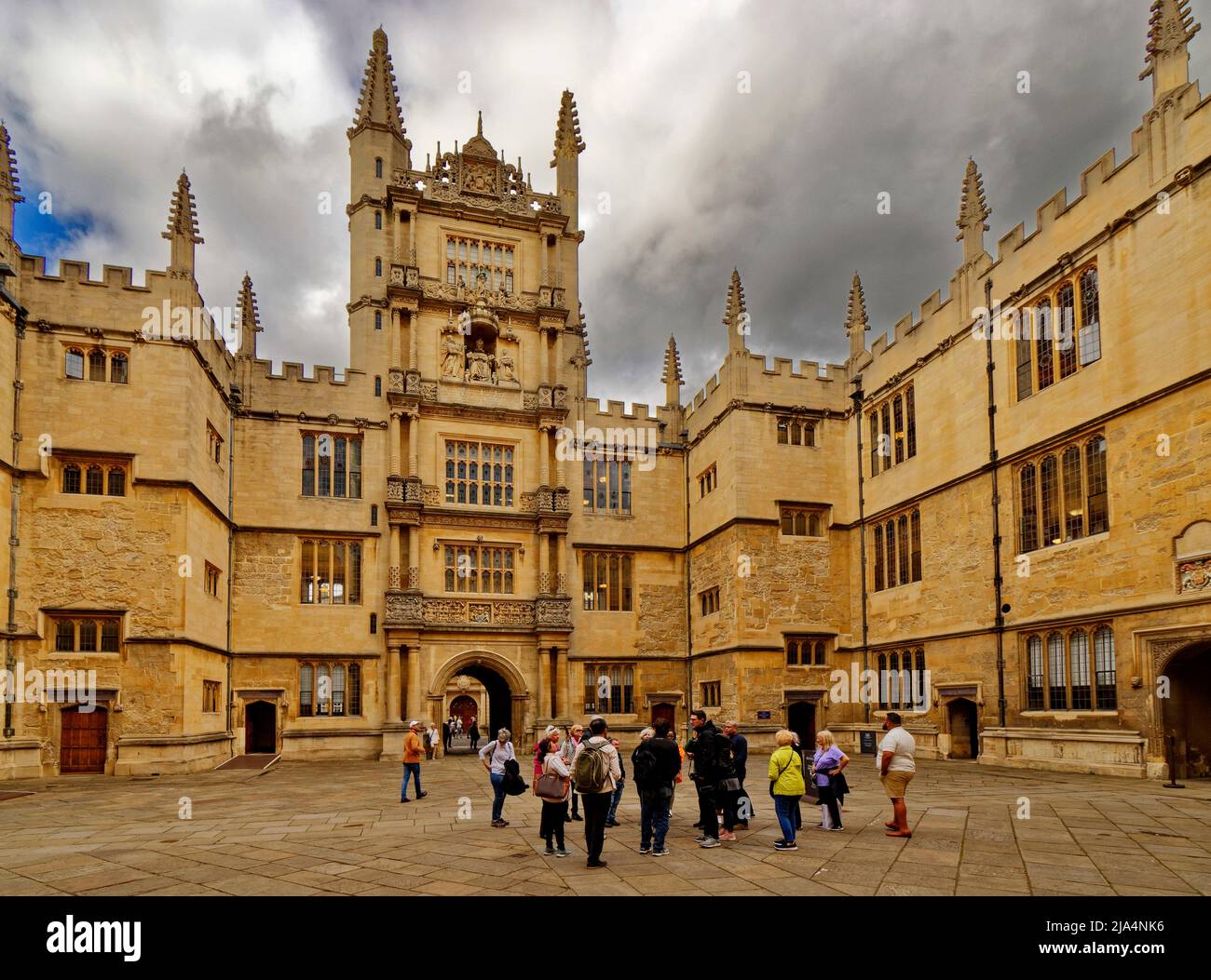 OXFORD CITY ENGLAND TOUR GROUP INSIDE THE BODLEIAN LIBRARY QUAD Stock ...