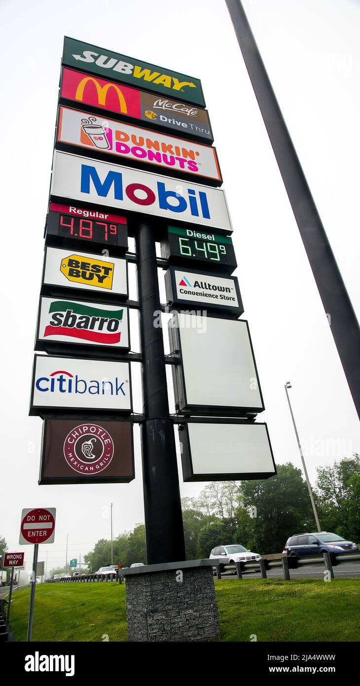 DARIEN, CT, USA - MAY 27, 2022: Sign for service plaza before Exit 13 on I-95 Stock Photo - Alamy