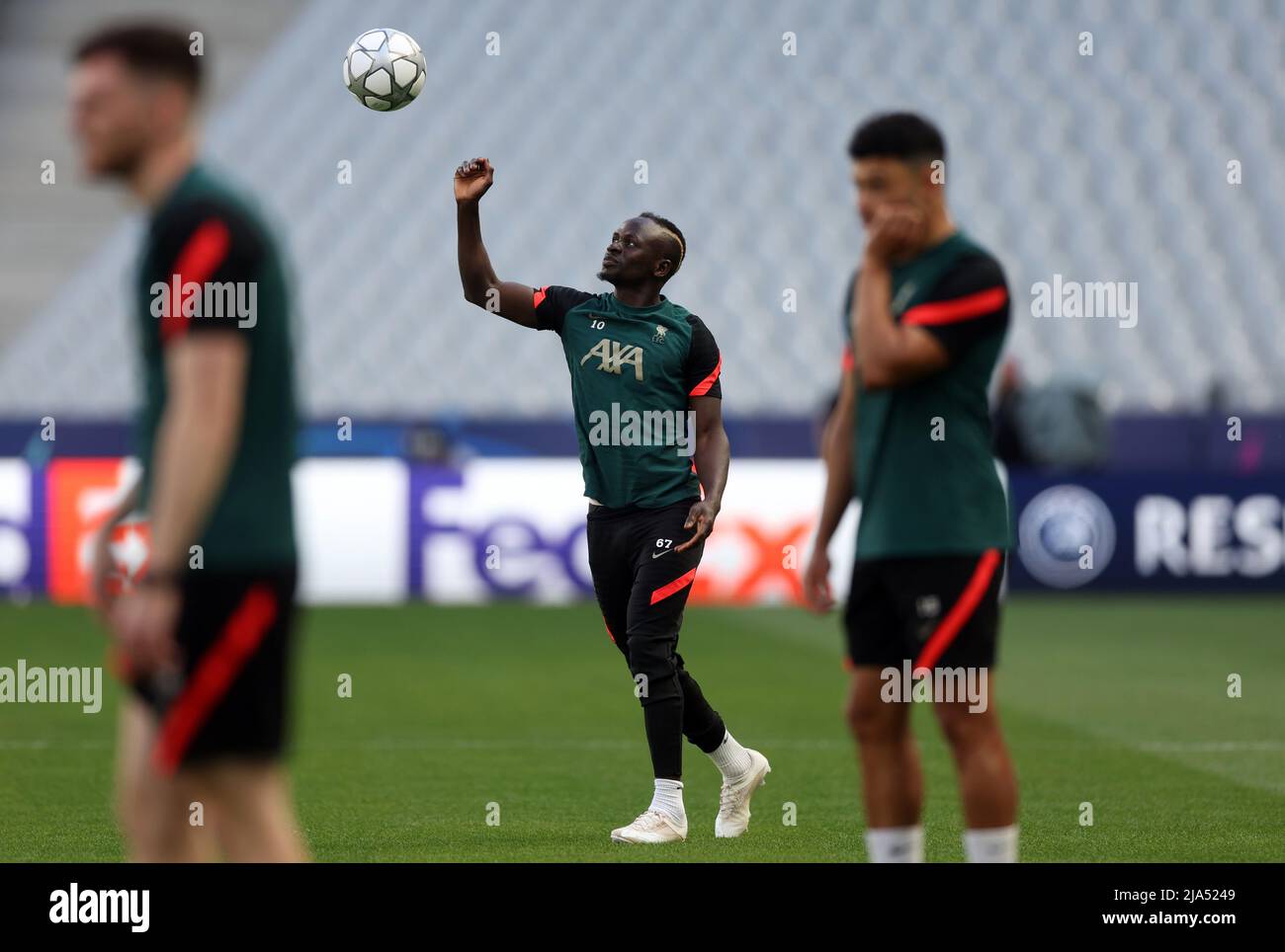 Sadio mane 2022 training hi-res stock photography and images - Alamy